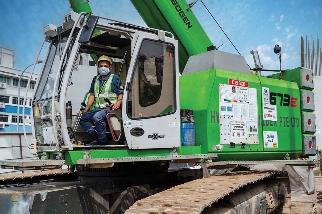 Hwa Seng Builder completes Tampines Viaduct using Sennebogen 673 crane