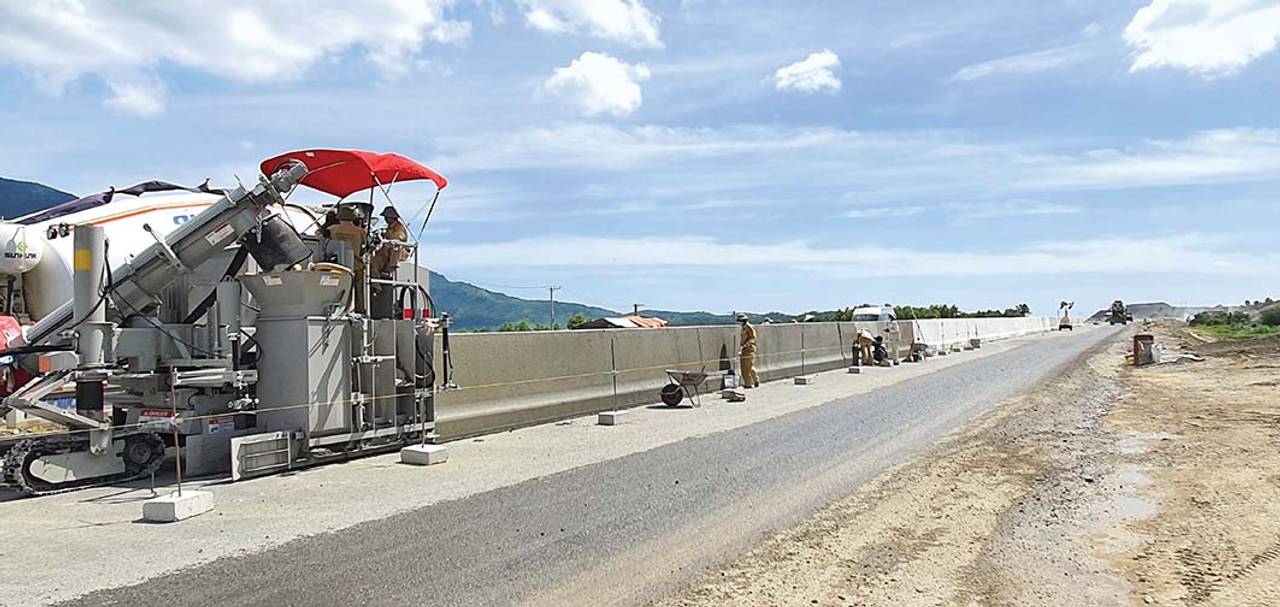 Rockin’ down the highway: Power Curber helps build Vietnam expressway